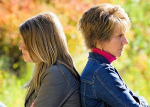 20 Heartbreaking Signs of a Manipulative Mother - Toxic Ties