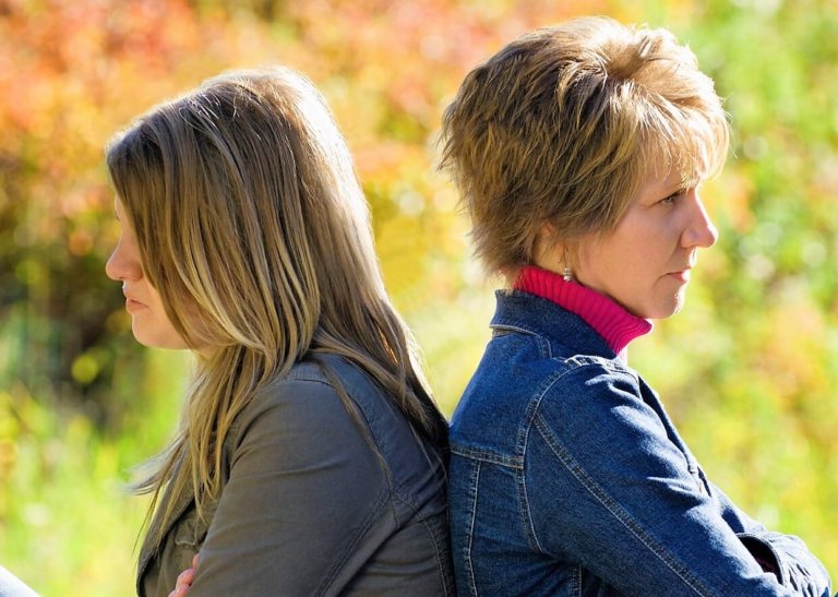 20 Heartbreaking Signs of a Manipulative Mother - Toxic Ties